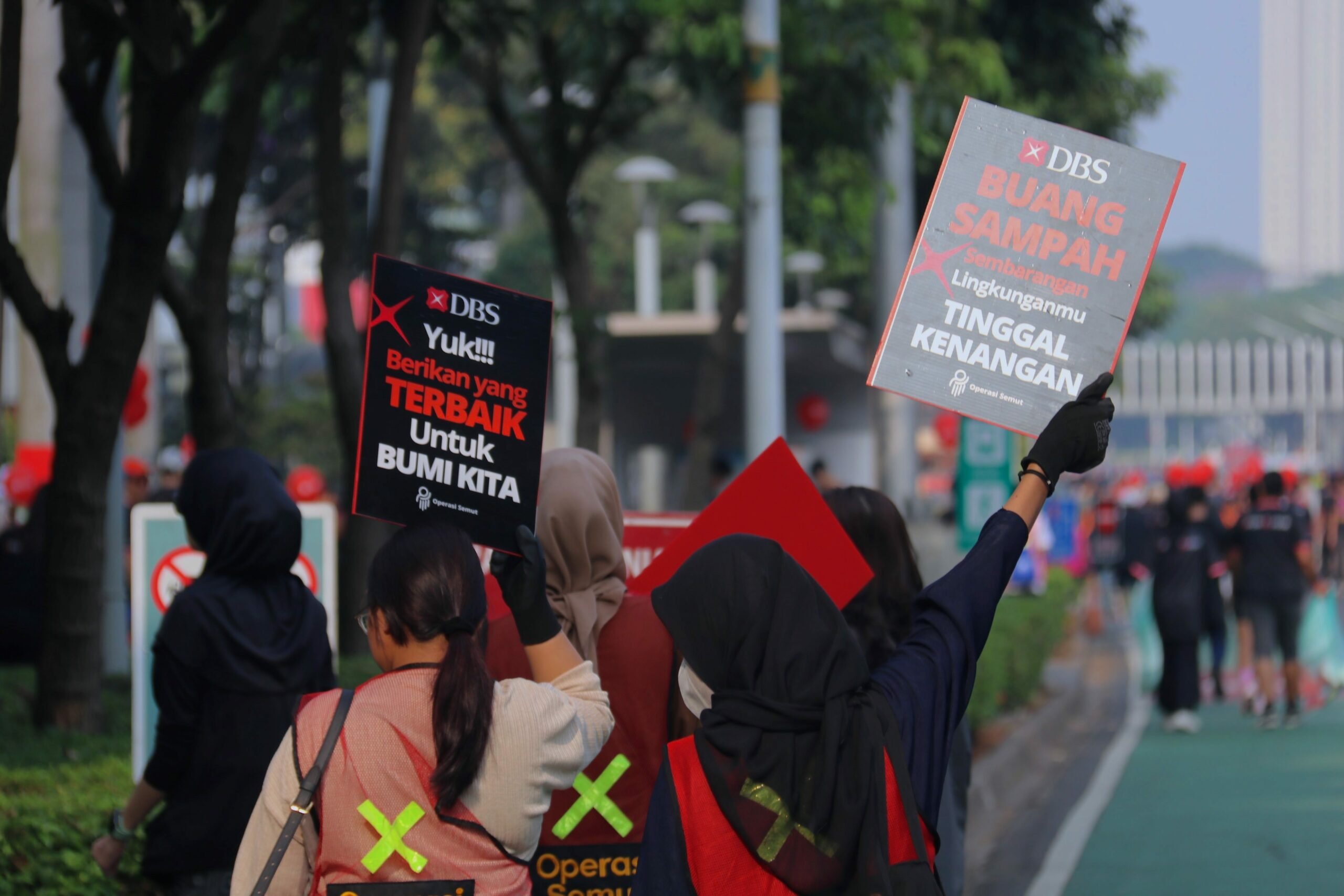 Ulang Tahun, Bank DBS Ajak Karyawan Bersihkan Sampah di Jakarta