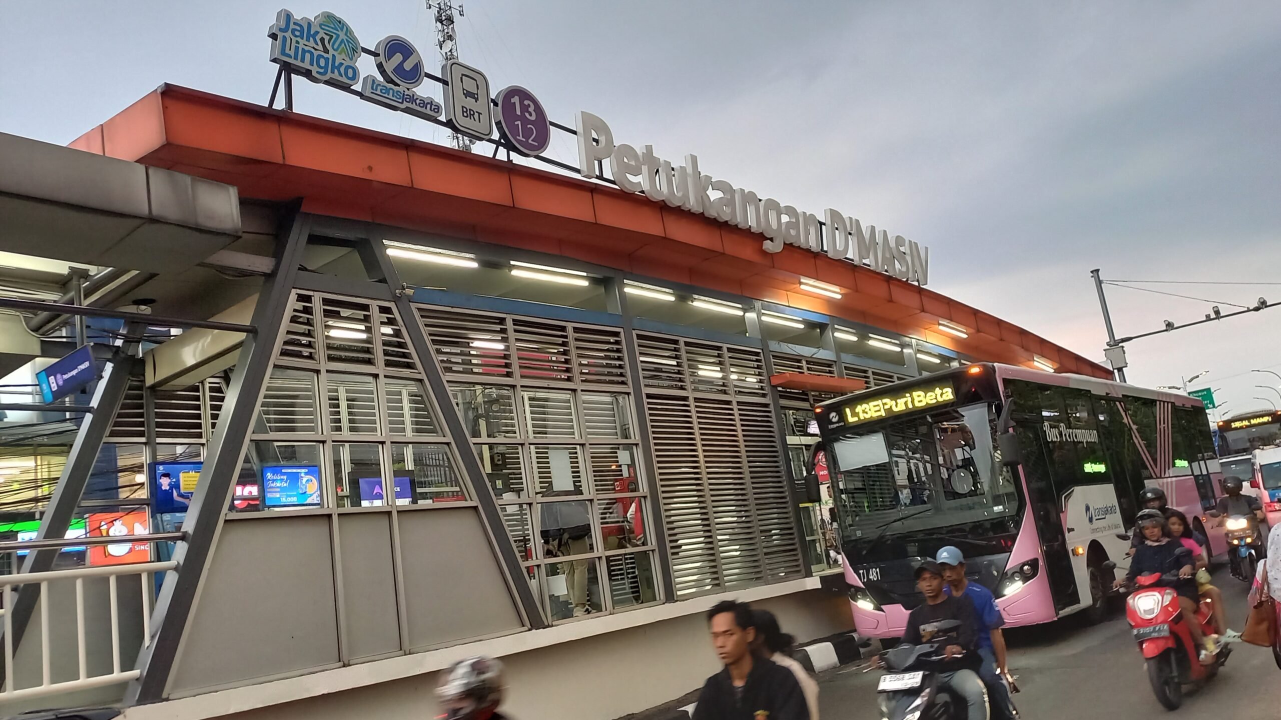 Kolaborasi TransJakarta dan D’Masiv, Halte Petukangan Utara Berubah Nama