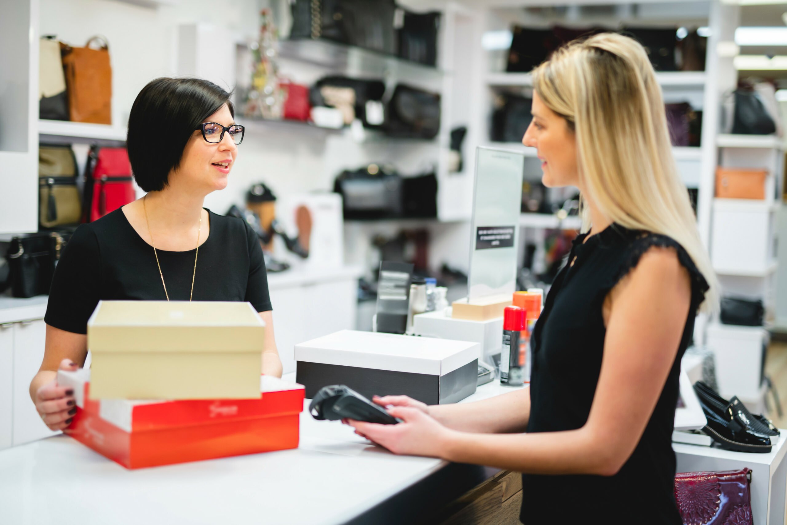 Jangan Keliru! Ternyata Ini Perbedaan Customer, Consumer, dan Client