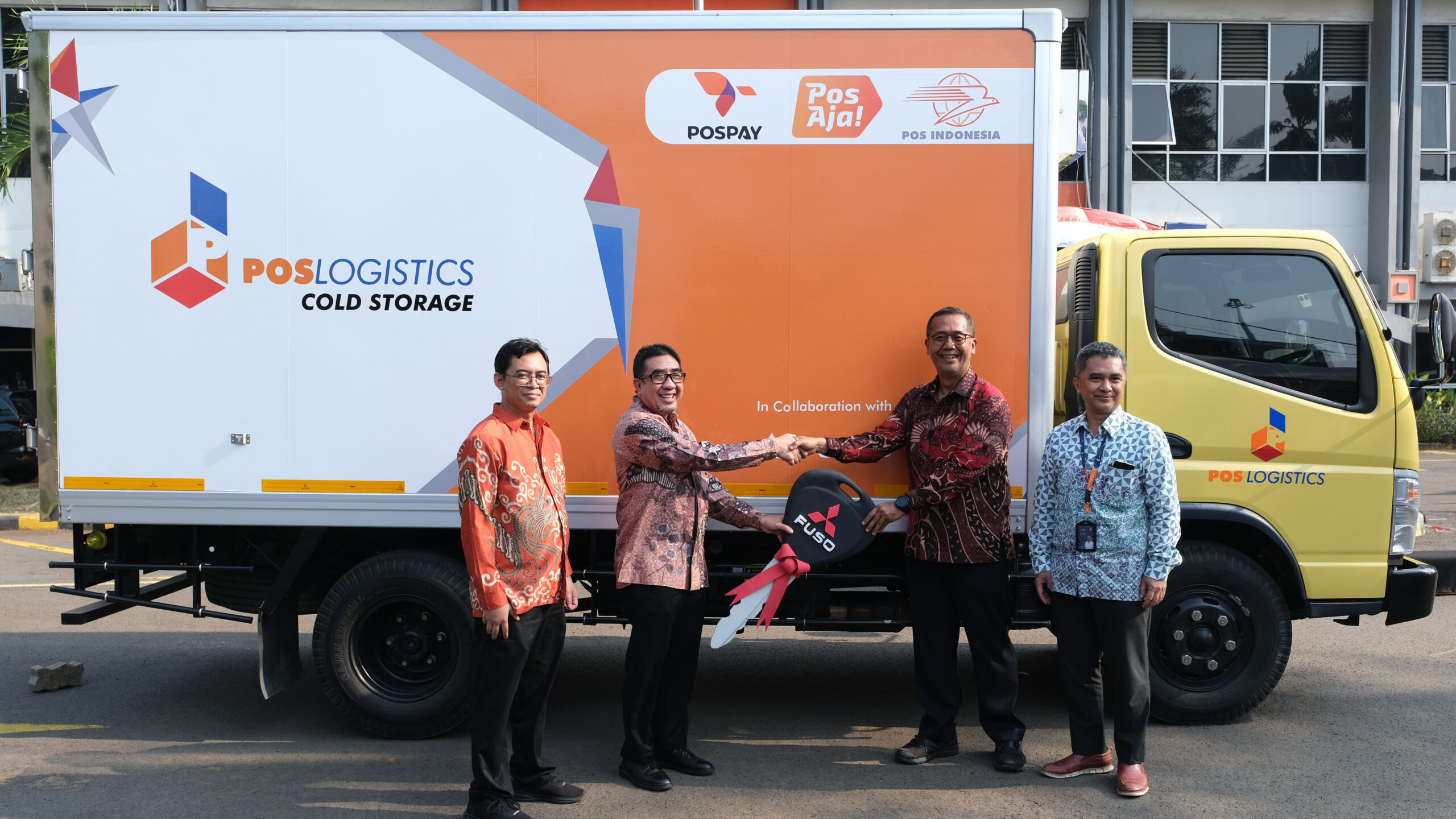 Dukung Penanggulangan Stunting, KTB Serahkan Unit Fuso ke Poslog