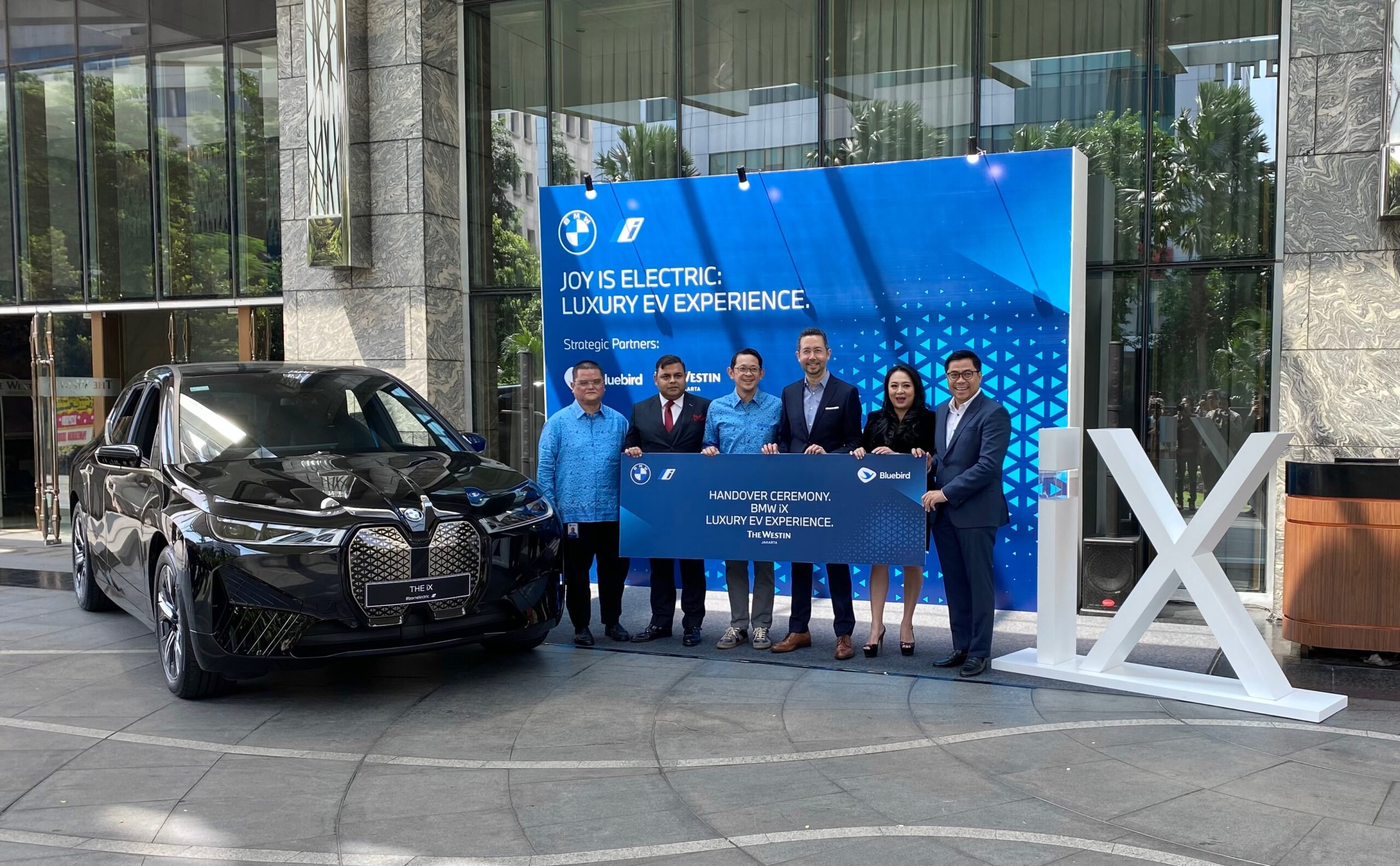 BMW Sajikan Experiential Marketing Mobil Listrik Bersama Bluebird Group