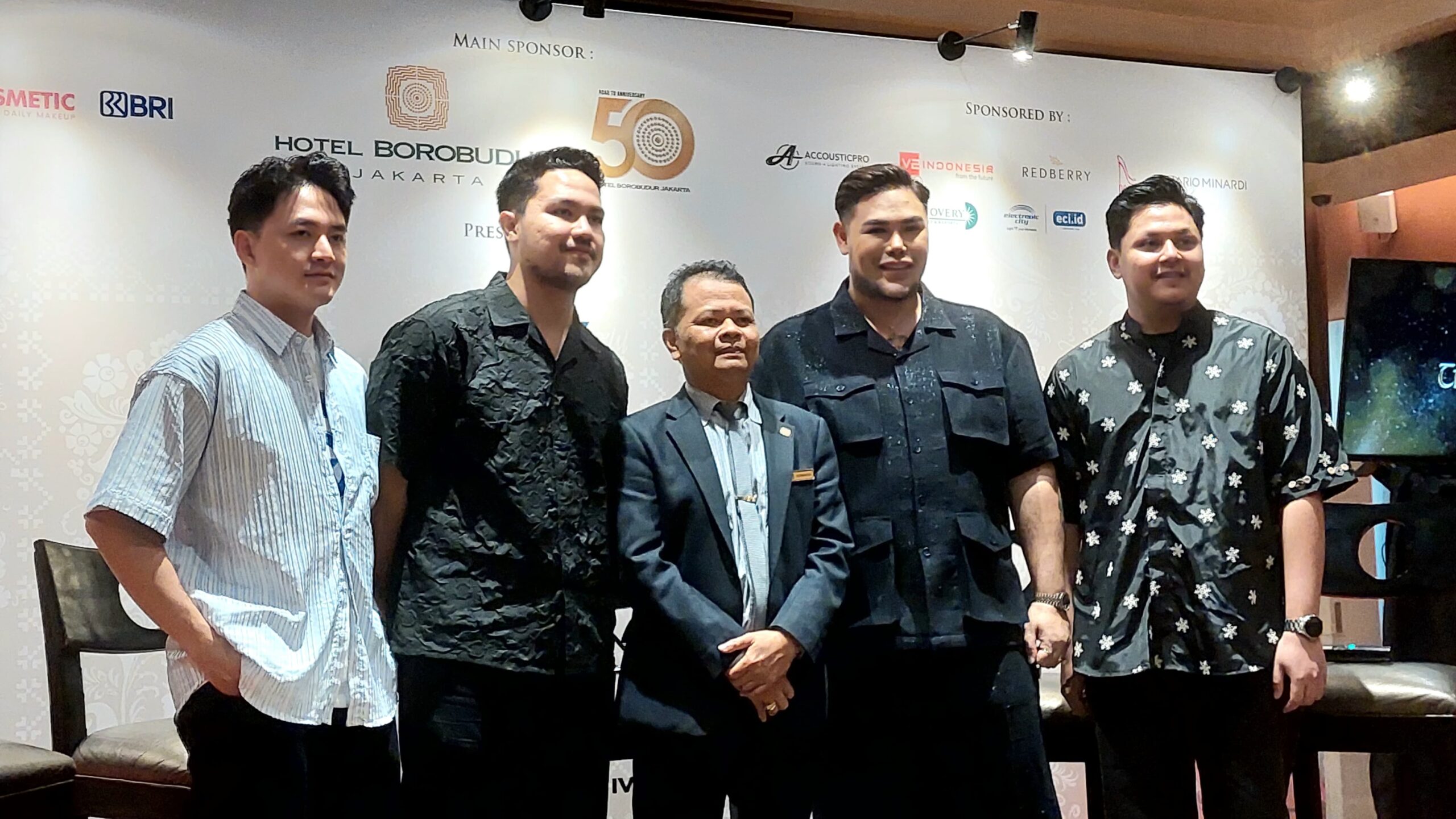 Sambut Hari Raya, Ivan Gunawan Rilis Hijab Mandjha Raya Collection 2024