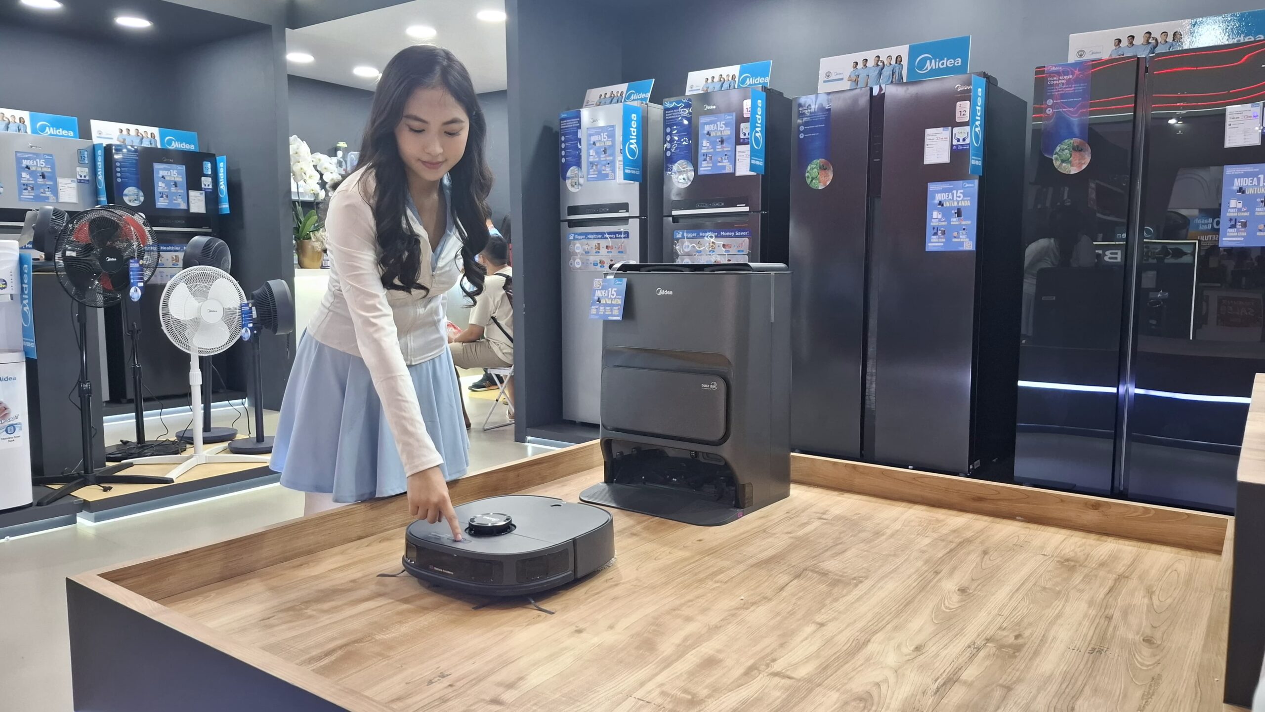 Perluas Lini Produk, Midea Hadirkan Robot Vacuum V12