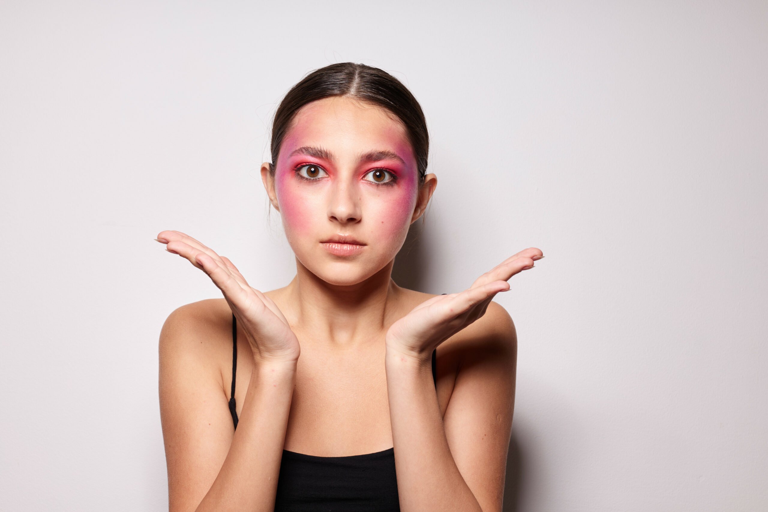 4 Cara Mengatasi Makeup Blush Blindness yang Viral di TikTok