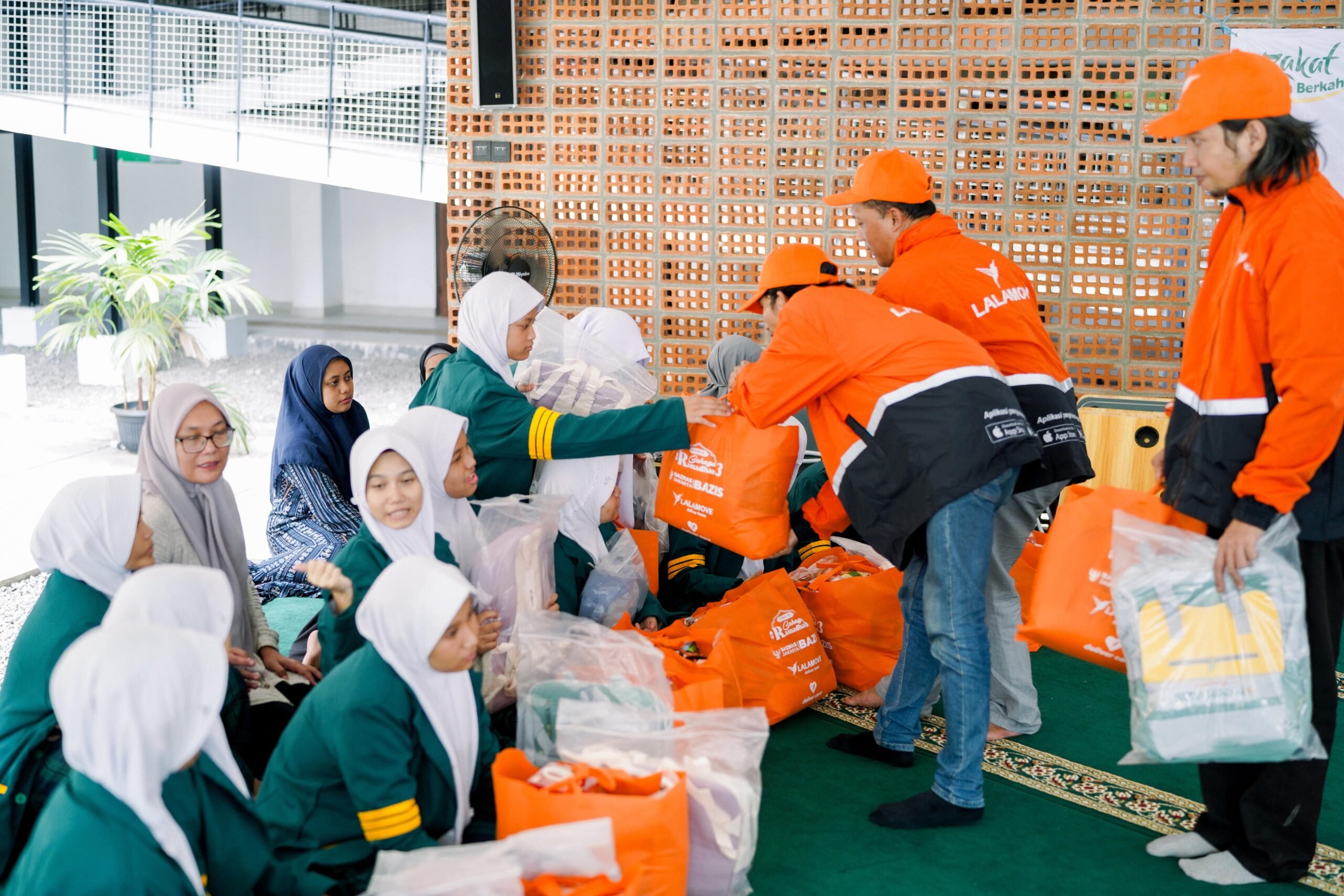 Lalamove Gandeng BAZNAS DKI Salurkan Bantuan Program Deliver Care