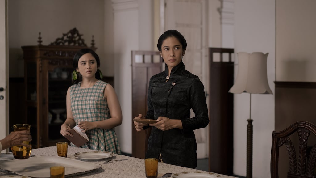 3 Fakta Menarik Kebaya Janggan yang Dipakai Dian Sastro di Gadis Kretek