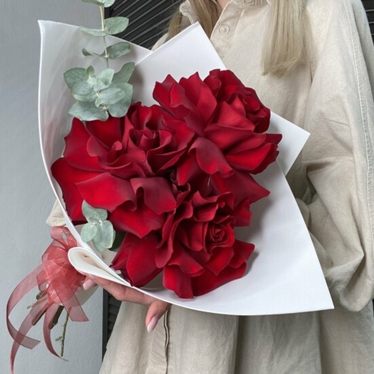 Bouquet '3 French roses with decoration' - order and send for 20 $ with ...
