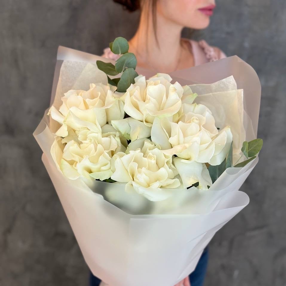 Bouquet 'French pearl roses with eucalyptus' - order and send for 33 ...