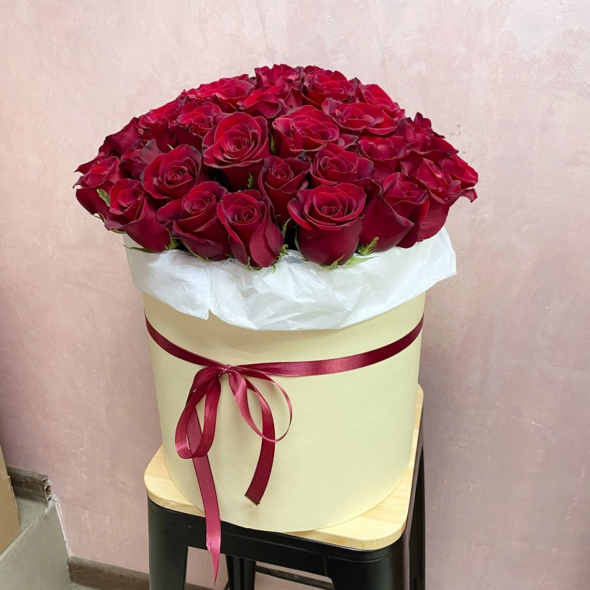 51 Ecuadorian roses in a hatbox - order and send for 149 £ with same ...