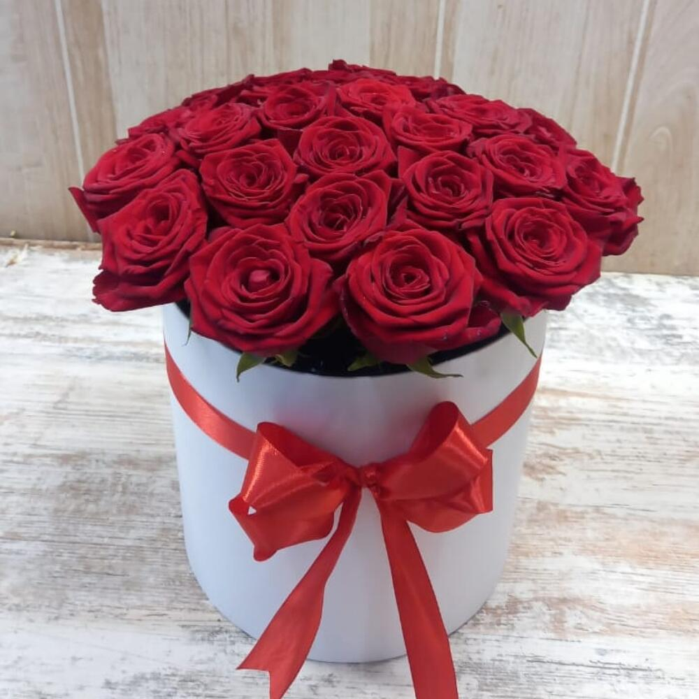 Hat box with flowers '21 Rose in a round box with ribbon' | Order ...