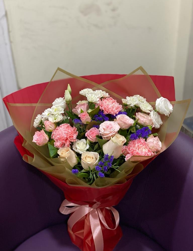 Bouquet of roses and statice - order and send for 35 £ with same day ...