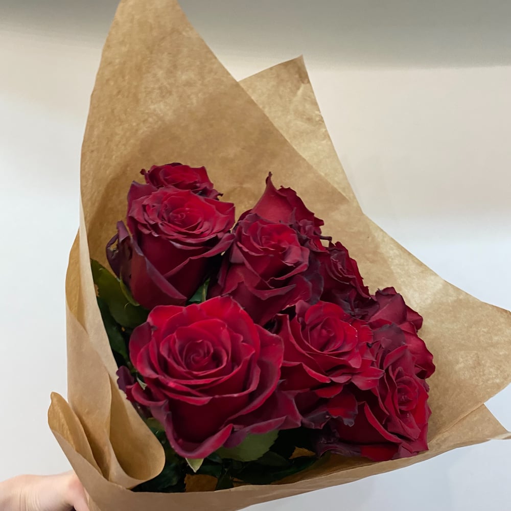 Burgundy roses - order and send for 18 £ with same day delivery ...