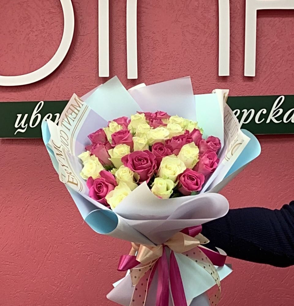 35 roses in decoration - order and send for 50 £ with same day delivery ...