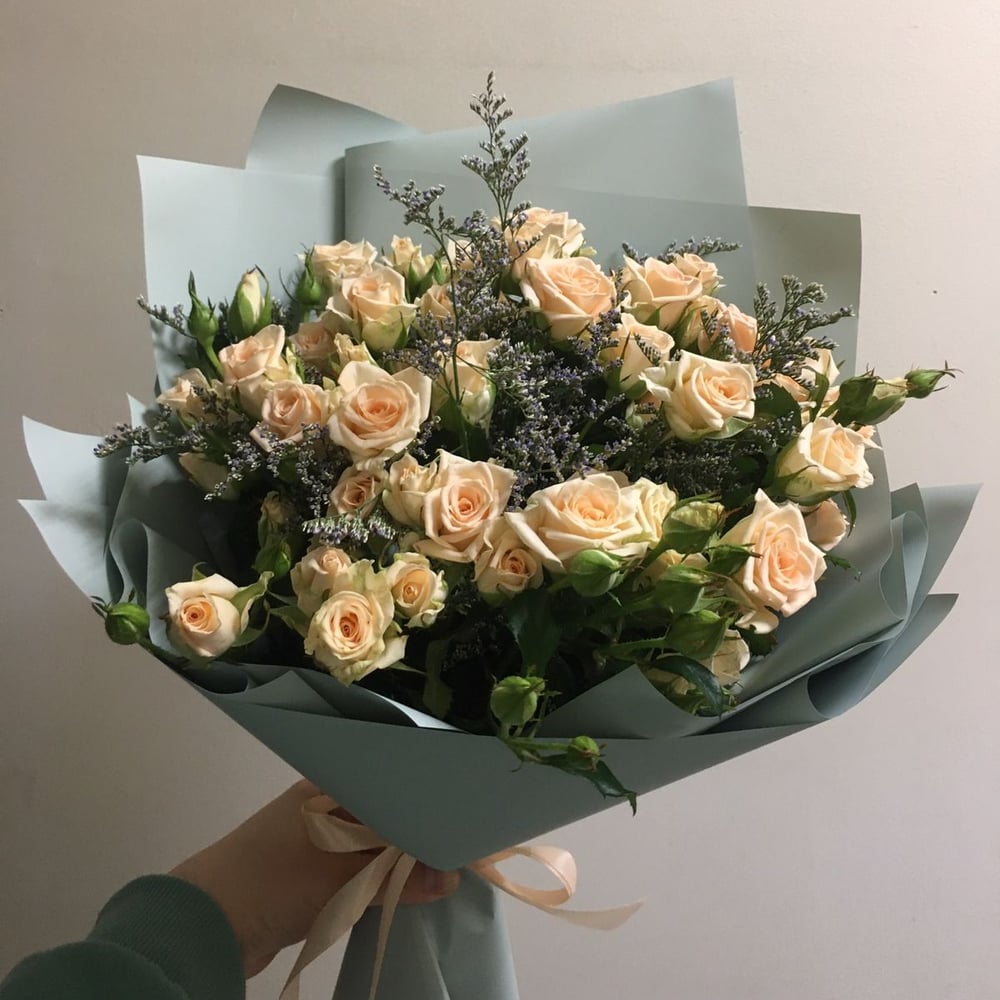 Bouquet of 15 delicate spray roses - order and send for 31 £ with same ...