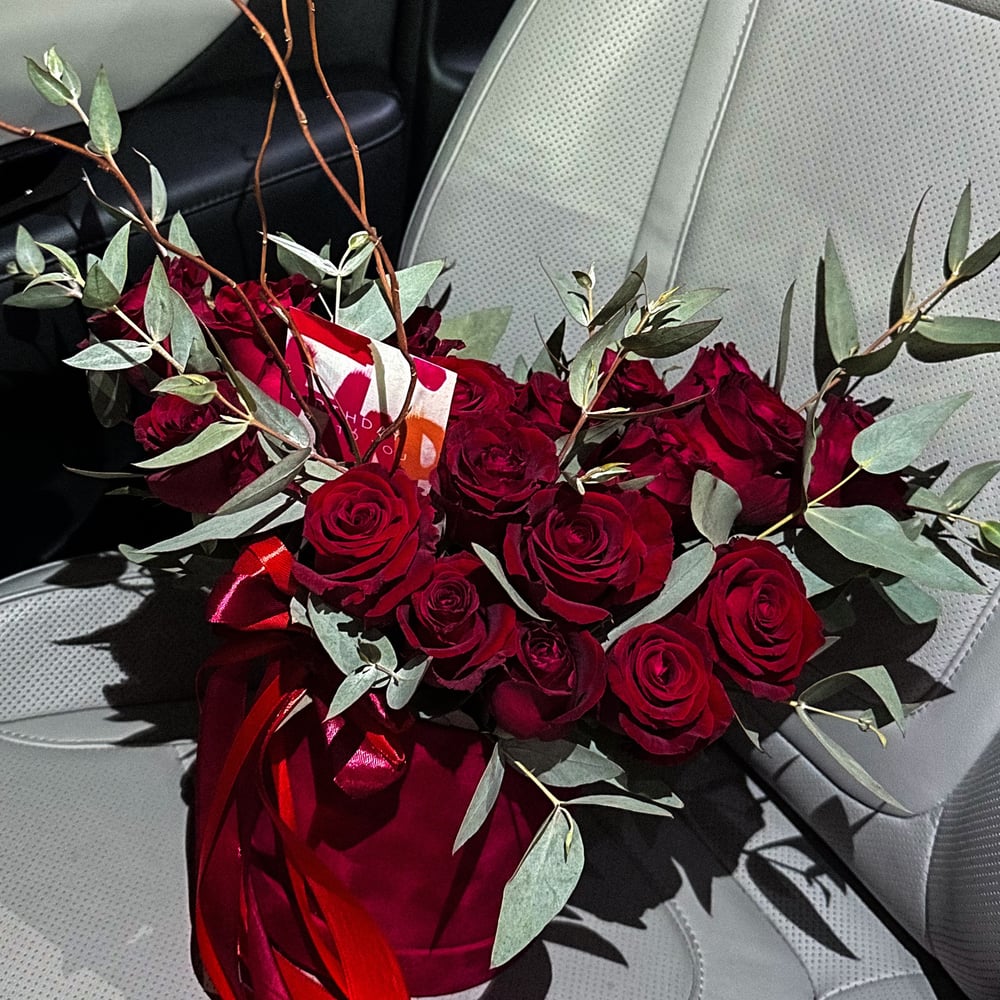 Hat box with flowers 'Red Fireworks' Flowers | Flower Delivery