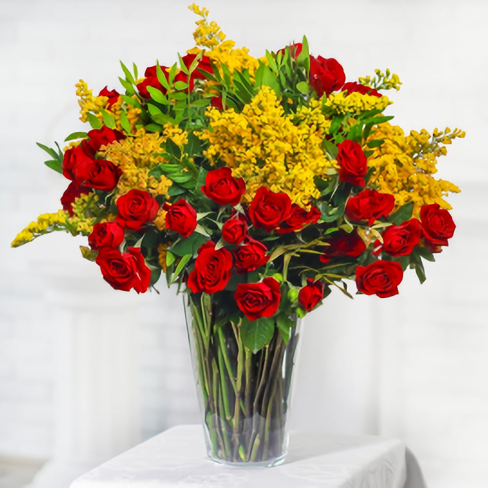 Bouquet 'Red Roses in Gold: red Spray Roses' Flowers | Flower Delivery