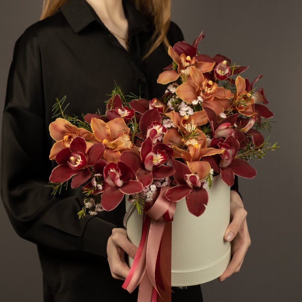 Hat box with flowers 'Cleopatra' | Order Flower Bouquets Delivery