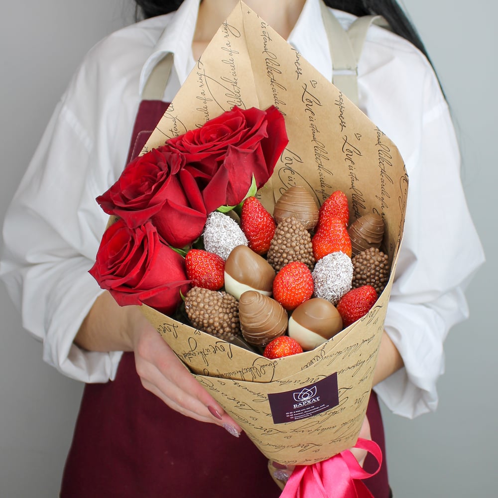 Strawberry S with 3 roses