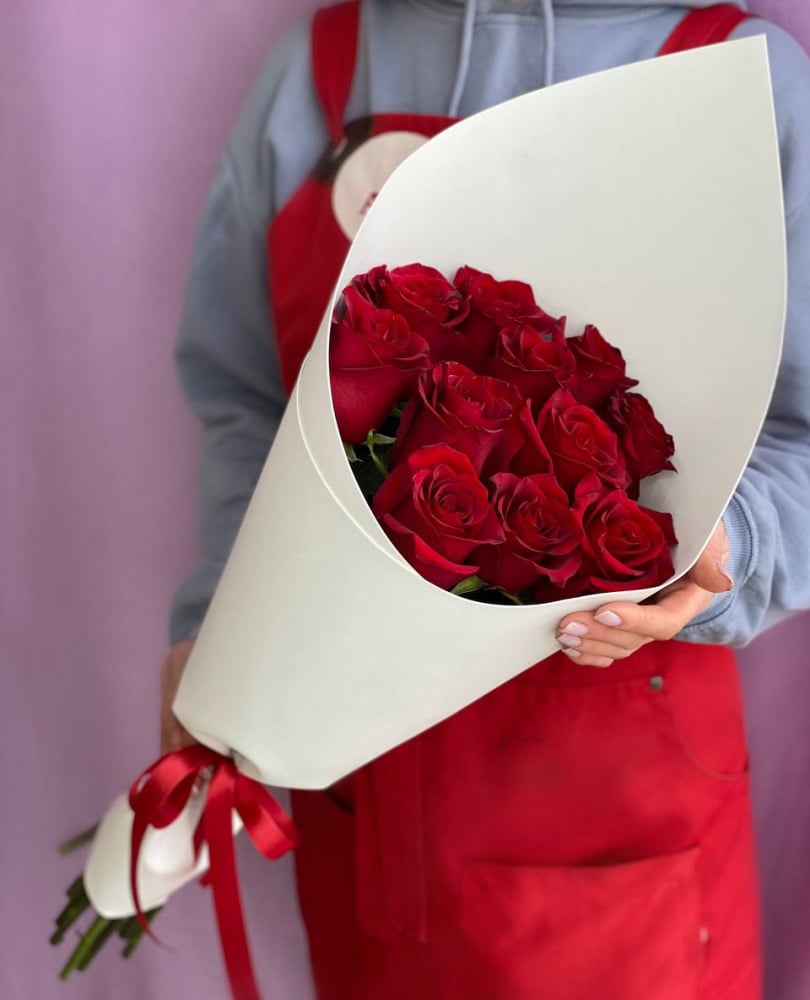 11 red roses - order and send for 57 £ with same day delivery ...