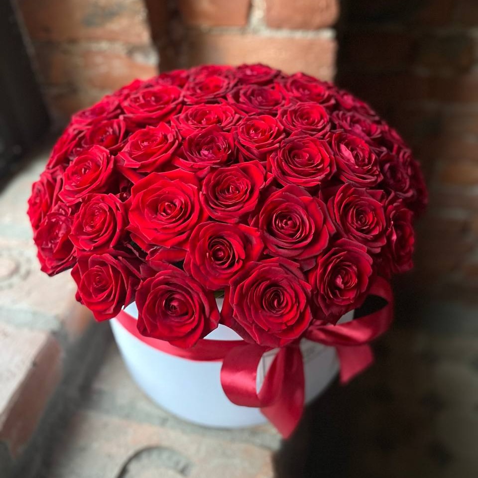 Hat box with flowers 'Luxury of Red' Flowers | Flower Delivery