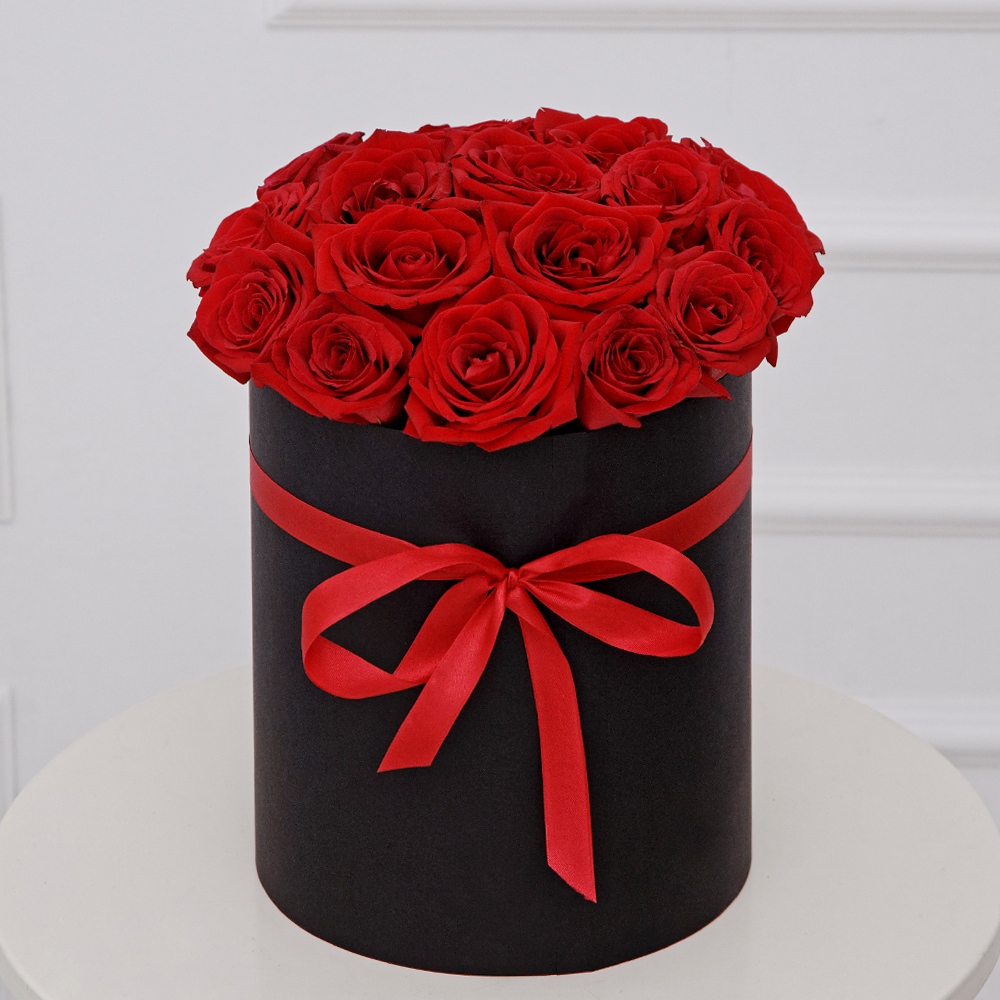 Hat box with flowers 'Passion: Red roses in a box' Flowers | Flower ...
