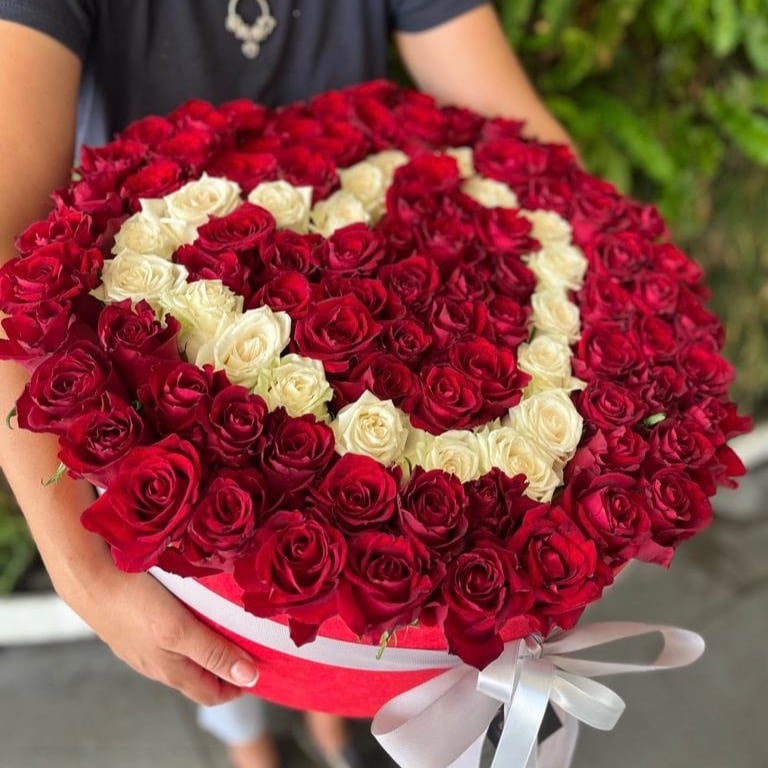 Flowers in a box 101 with heart - order and send for 234 £ with same ...