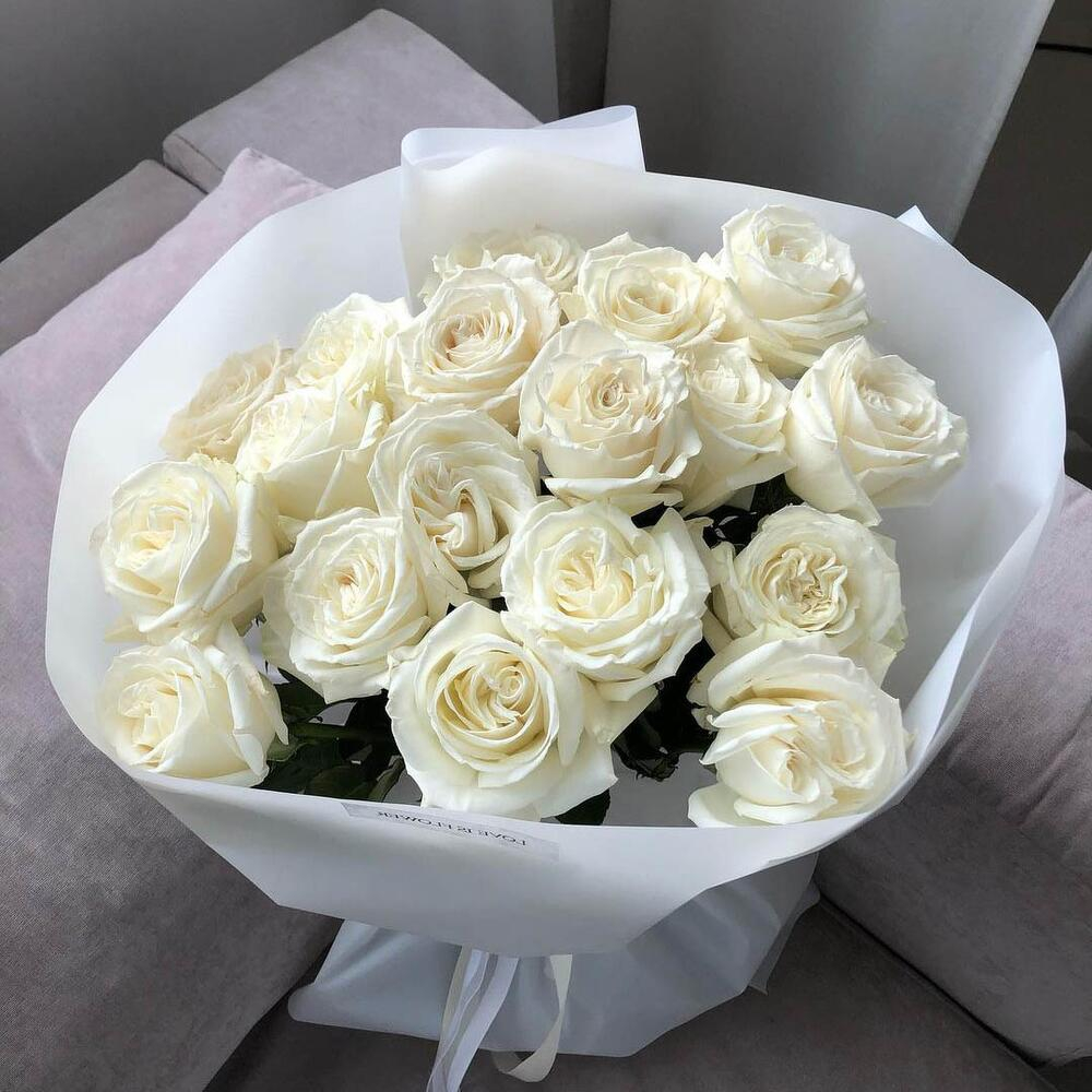 Bouquet of white roses Astoria - order and send for 105 $ with same day ...