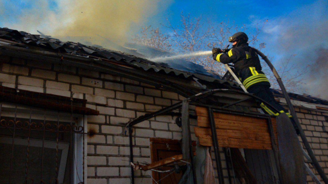 Россияне снова обстреляли Херсон в ГСЧС показали последствия Читайте на Ukr Net