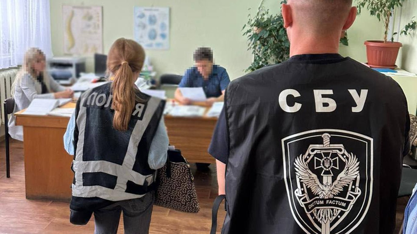 У Києві чоловік за хабар підробляв документи про інвалідність Новини Live