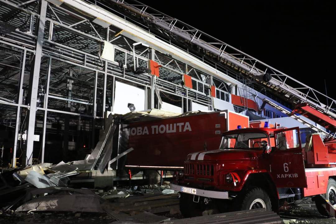 У ДСНС показали наслідки ракетного удару по терміналу Нової пошти на Харківщині Читайте на