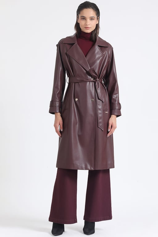 LIOLA Trench Efecto Cuero Burdeo Liola | falabella.com