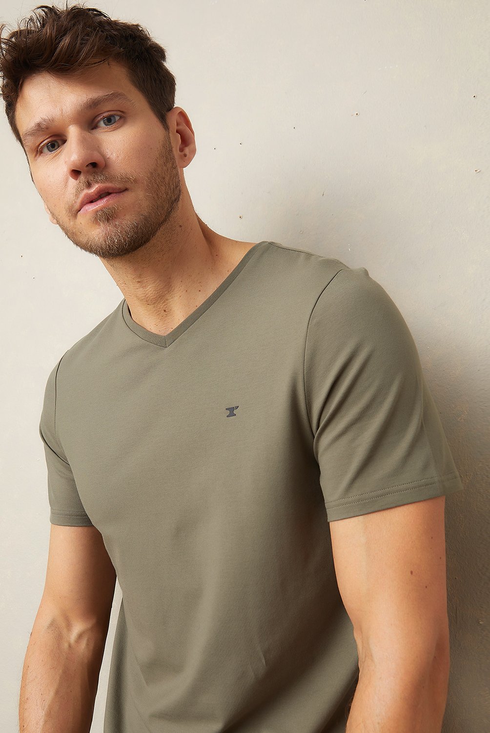 WOLF&HANK Polera Manga Corta V Neck Algodón Extra Fino Hombre Wolf&Hank ...