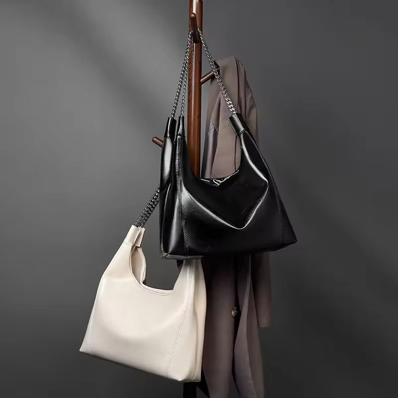 CARTERA DE CUERO VACUNO EN COLOR NEGRO CON CADENA PLATEADA GENERICO ...