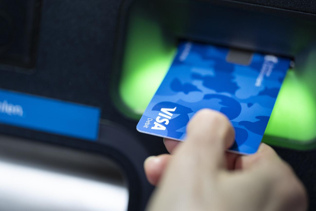La carte de débit reste en pole position des paiements en Suisse ...