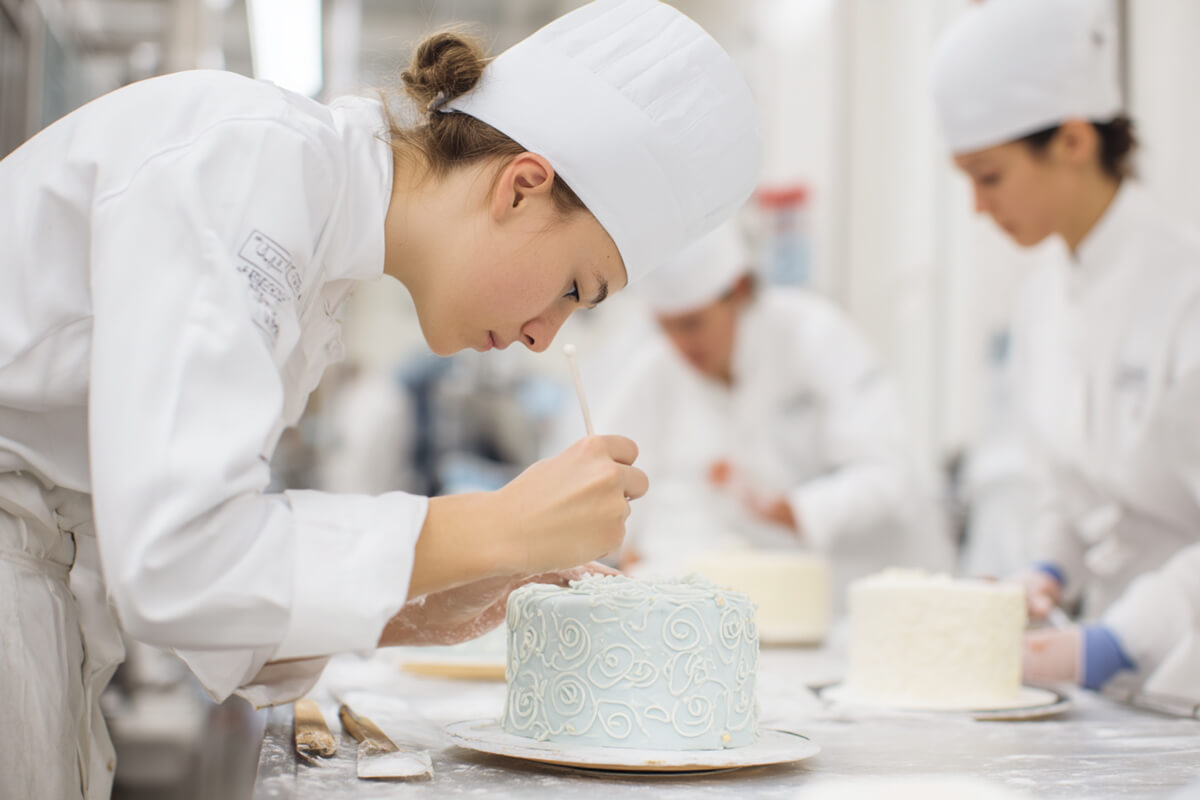 How to become a cake decorator: Expert Tips