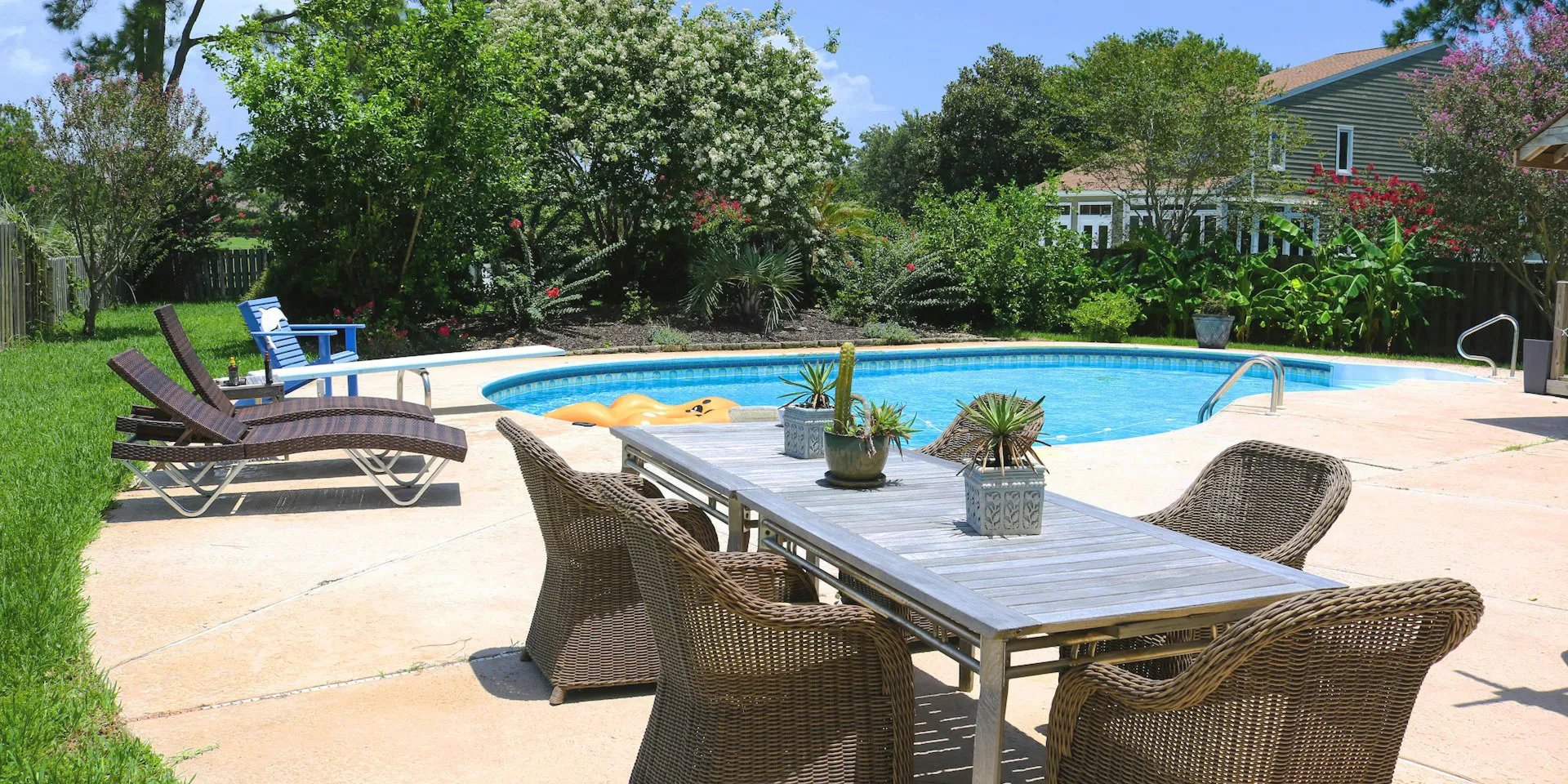 How to Design an Outdoor Dining Area: Furniture and Layout Tips | Serwall