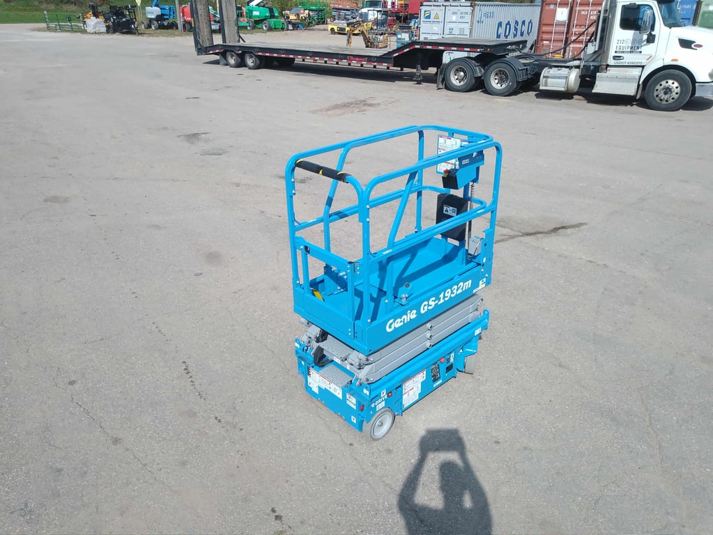 Electric Scissor Lift - 𝐍𝐄𝐖 2025 Genie GS-1932m Micro for Sale