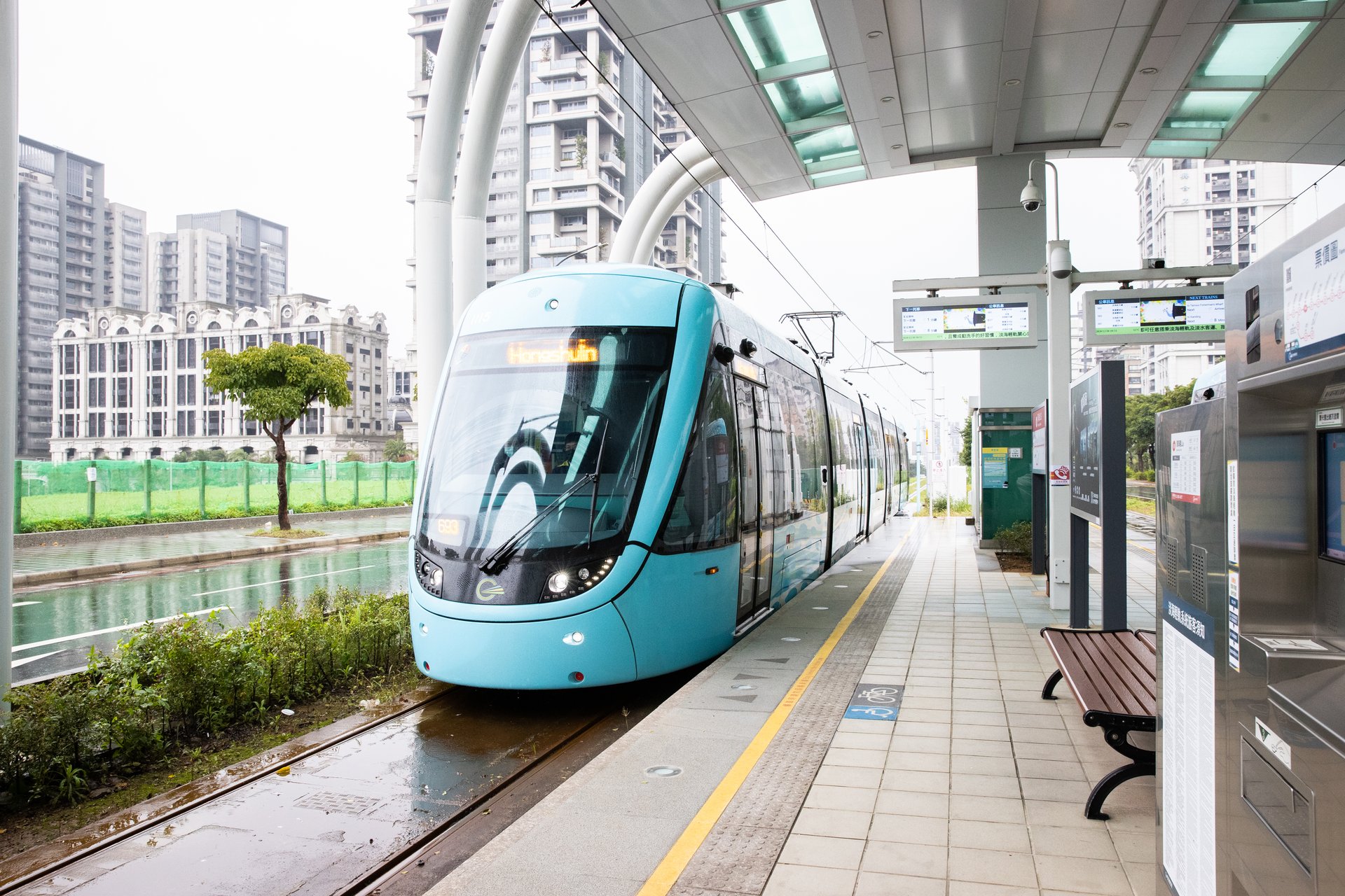 Peplink case study: Public transportation provides Internet for travelers