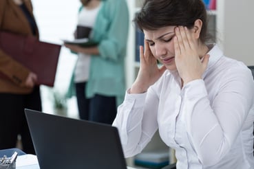 Kopfschmerzen im Büro - das sind die Ursachen