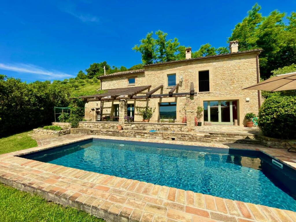 Charming 3 Bedroom Farmhouse in Italy's Le Marche R.. - Homestra