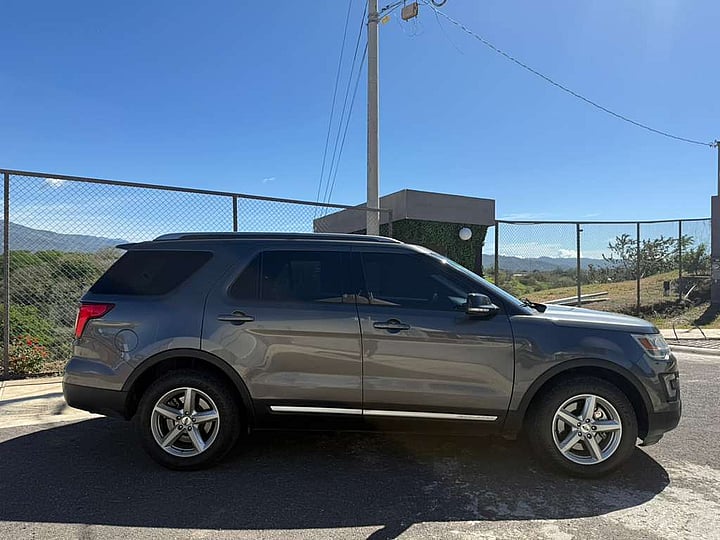 2016 Ford Explorer 5 under 150,000 Miles | CarAgencia