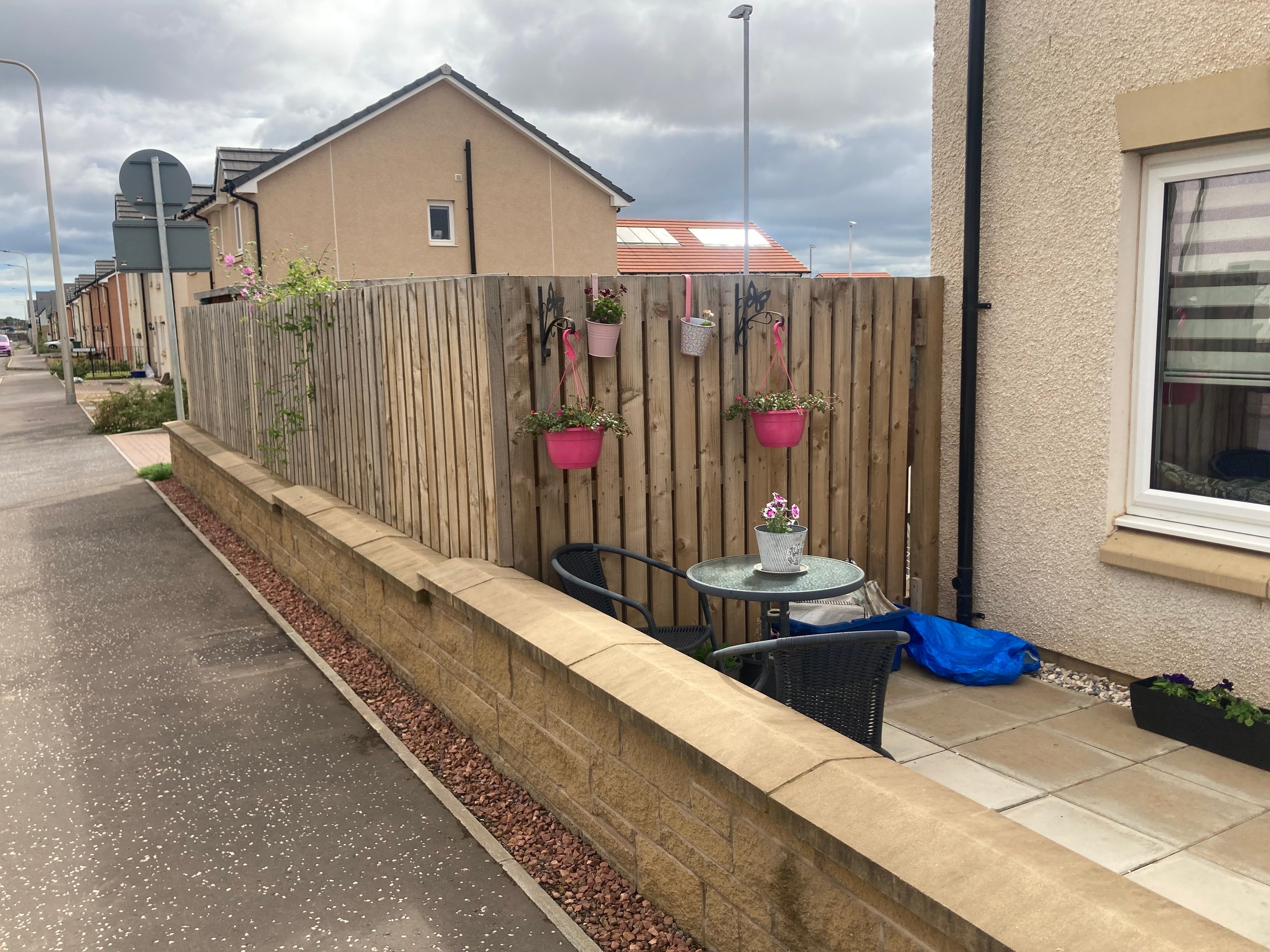 Home owner given three months to take down fence - The Edinburgh Reporter
