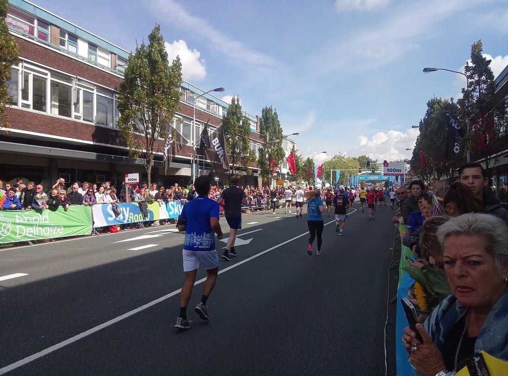 Zo voorkom je oververhitting tijdens de Dam tot Damloop - Beter ...
