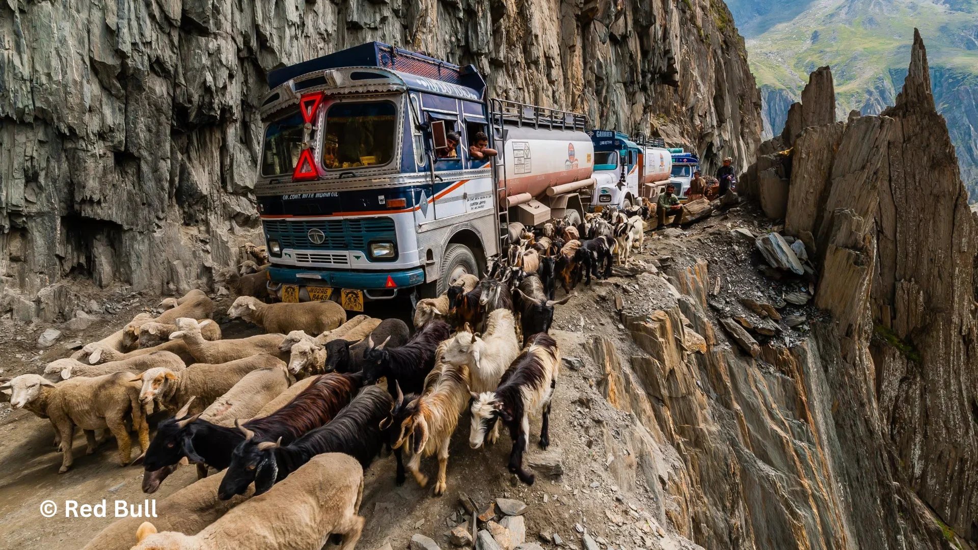 10 Most Dangerous Roads in the World - WanuViral