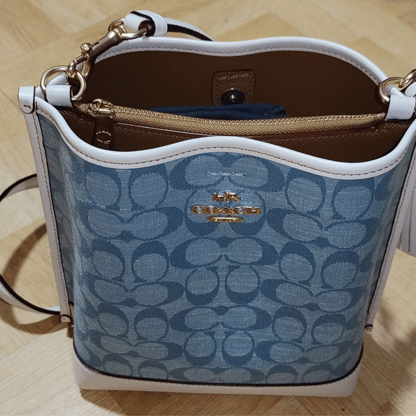 Coach Bucket Bag | Buyandship Hong Kong