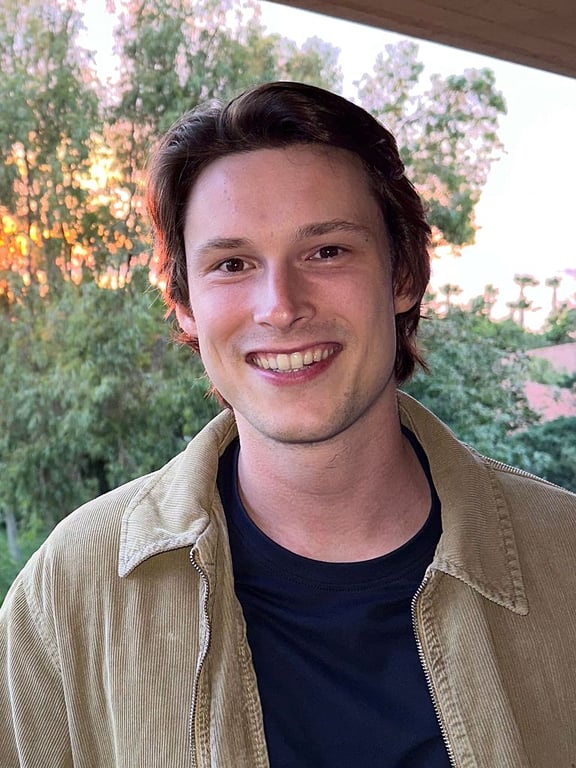 Professional Headshots with AI | Headly