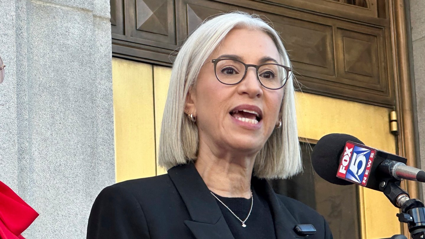 Democratic Fulton County commissioner announces bid to become Georgia ...