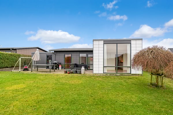 Row house in a quiet neighborhood with terrace and carport - 96 m² ...