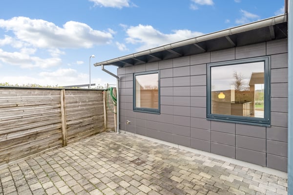 Row house in a quiet neighborhood with terrace and carport - 96 m² ...