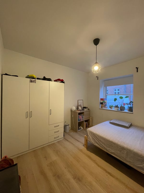 Really nice and furnished room for rent ! Close to VIA Campus available ...